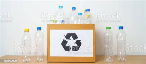 집이나 사무실에 있는 종이 상자에 있는 플라스틱 병 재활용 쓰레기 분류 플라스틱 프리 생태학 환경 오염 재활용 처리 폐기물 관리
