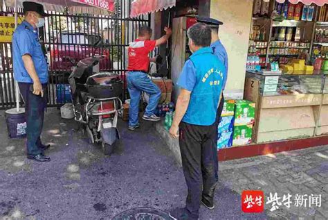 南京鼓楼城管联合公众委员开展停车整治充电居民车棚