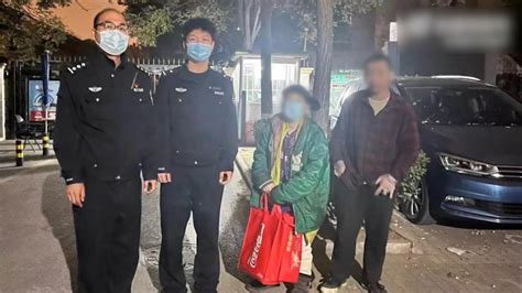 老人给儿子送爆米花迷路，民警暖心相助关键帧澎湃新闻 The Paper
