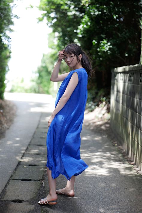 黒嵜菜々子「日本一バズってるbikini」vol1 V2ph