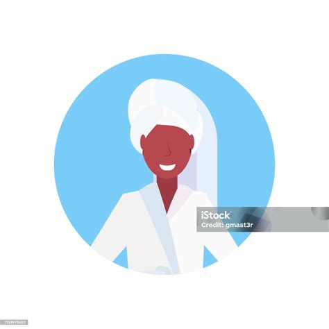 머리에 흰색 목욕 가운과 수건을 입고 여자 아프리카계 미국인 소녀 얼굴 아바타 여성 만화 캐릭터 초상화 플랫 절연 가꿔주기에 대한 스톡 벡터 아트 및 기타 이미지 Istock