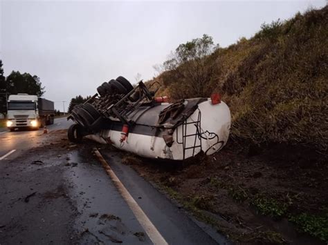 Tombamento de caminhão carregado diesel interdita parcialmente BR