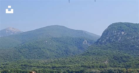 산을 배경으로 들판에서 연을 날리는 사람 사진 Unsplash의 무료 땅 이미지