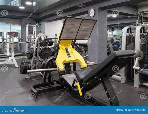 Interior De Complejo Deportivo Con Todas Las Instalaciones Imagen De