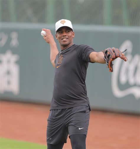 【巨人】ヘルナンデス、2か月ぶりにスイング再開 ノックで軽快な動きも スポーツ報知