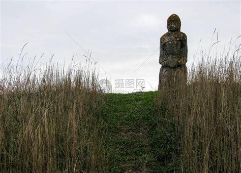 石巴尔斯基泰战士的古代石像乌克兰的斯基泰人拟石雕草原上的雕像一条通高清图片下载 正版图片504286584 摄图网