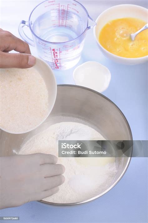 달콤한 마타 박 반죽 만드는 법 달콤한 마르타박 인도네시아에서 인기 있는 팬케이크의 일종 밀가루 계란 마가린 베이킹 소다 및