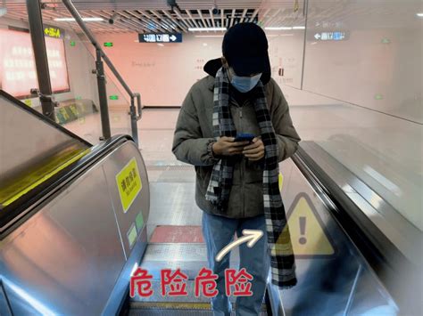 冬季搭乘地铁注意事项围巾扶梯车门