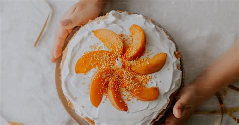 오렌지 조각이 있는 케이크를 들고 있는 사람 사진 Unsplash의 디저트 이미지