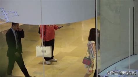 楊紫瓊前夫與妻子罕見現身，身家億萬陣仗大，逛街帶三名保鏢 每日頭條