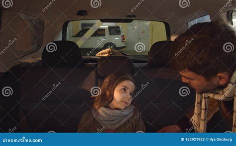 Vader Neemt Een Slapende Dochter Uit De Auto Stock Foto Image Of