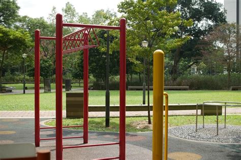 Equipo de ejercicio en un parque público i en zona residencial Foto