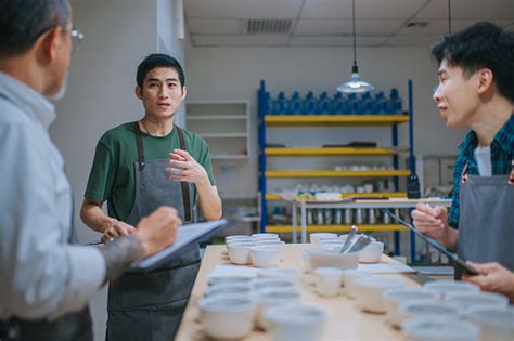 3 전문 아시아 중국 바리스타 학년 수행 커피 컵 검사 결과에 대 한 토론 맛 테스트에 대한 스톡 사진 및 기타 이미지 맛 테스트 비즈니스 감정가 Istock