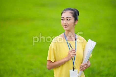 資料を持って遠くを見る女性1 No 25610651｜写真素材なら「写真ac」無料（フリー）ダウンロードok