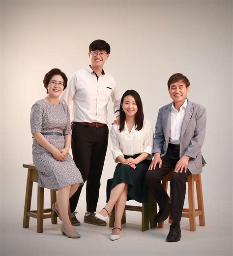 가족사진 할인이벤트 300여평의 력셔리한 시설에 다양한 컨셉촬영 촬영의상 무료드레스 턱시도 캐주얼 풀헤어 메이크업무료
