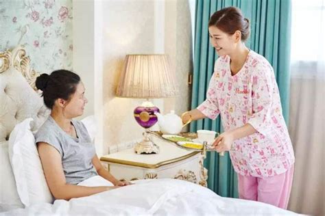 不要輕易去模仿別人了，兩位明星寶媽對比，做不坐月子真的不一樣