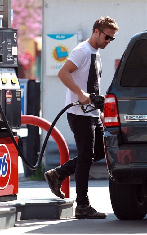 주유하는 라이언 고슬링 해외 연예가 소식 네모판