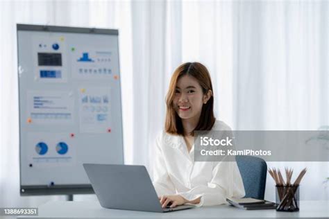 아름다운 아시아 여성은 새로운 세대의 신생 기업을 이끄는 사업가로 비즈니스 여성 주도비즈니스 컨셉의 신뢰와 안정성을 구축하기