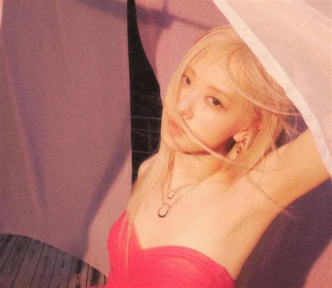 BLACKPINK s Rosé Stuns in Hot Pink Dress Resembling a Disney Princess