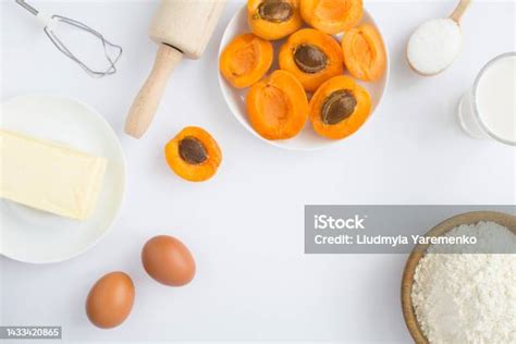 흰색 배경에 살구 파이 또는 케이크를 만들기위한 재료의 상단보기 공간을 복사합니다 살구에 대한 스톡 사진 및 기타 이미지 살구 준비 케이크 Istock