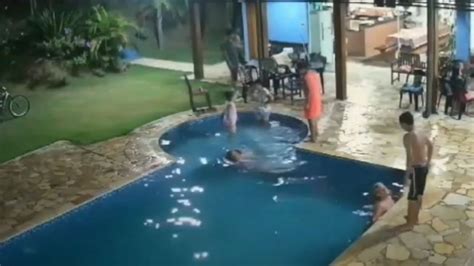 Vídeo mostra quando noiva cai em piscina em Limeira