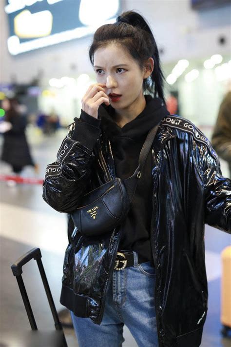 “王思聪前女友”张予曦现身，坐下去后双腿成这样