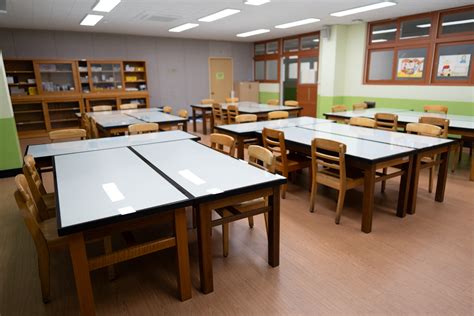 창원석중학교 미술실 강화유리 테이블보드 테이블업그레이드 설치사례