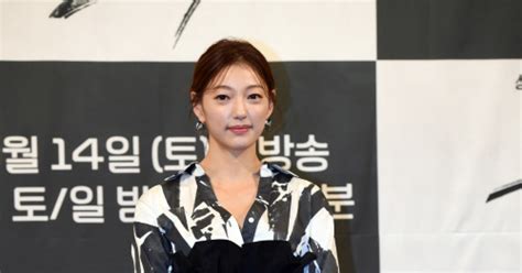 Ss포토 블랙 제작발표회 포즈 취하는 이엘