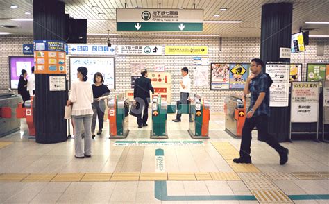 일본지하철 개찰구 움직이는사람 지하철 사람들 사진이미지일러스트캘리그라피 Juicekeem작가