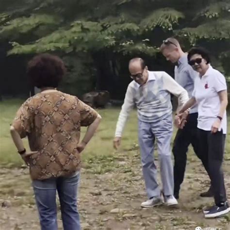 李嘉诚携周凯旋现身白云山两人十指紧扣踏青相识29年默契十足 生活 关系 广州