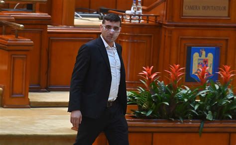 Gigel Simion toarnă n curte mult beton