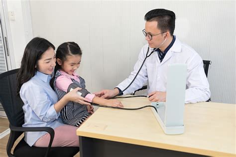 병원이나 병원에서 어린이 소녀 환자의 혈압을 확인하는 아시아 의사 30 34세에 대한 스톡 사진 및 기타 이미지 30 34세