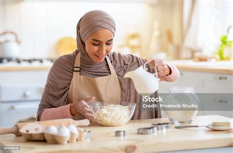 부엌에서 히잡 베이킹에 아름 다운 무슬림 여자 쿠키에 대 한 반죽을 준비 오븐에 굽기에 대한 스톡 사진 및 기타 이미지 오븐에 굽기 가정 주방 가정의 방 Istock