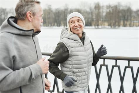 Senhora Madura Sorrindo Para O Marido Enquanto Eles Corriam Juntos