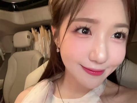 정다경 님의 차 안 셀카 빛나는 미모 어디서나 빛나는 우리 정다경 님 차 안에서도 이렇게 완벽한 비주얼이라니