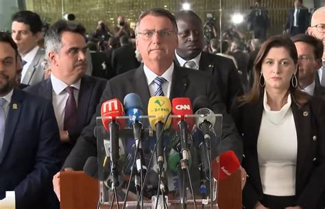 Bolsonaro quebra silêncio após mais de horas agradece votos e diz que cumprirá Constituição