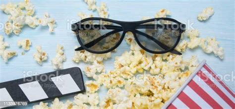 밝은 배경 흩어져 팝콘의 양동이 3 D 안경 및 촬영을 위한 더블 팝콘에 대한 스톡 사진 및 기타 이미지 팝콘 3차원 형태