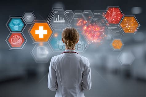 여성 의사는 첨단 의료 인터페이스를 운영합니다