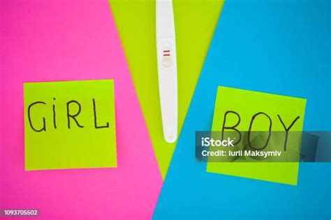 임신 테스트입니다 결과 두 스트립 긍정적인입니다 와 불 임의 치료 알 약 아이 임신에 도움이 됩니다 임신에서 정제 작동 하지 않습니다 피임 0명에 대한 스톡 사진 및 기타