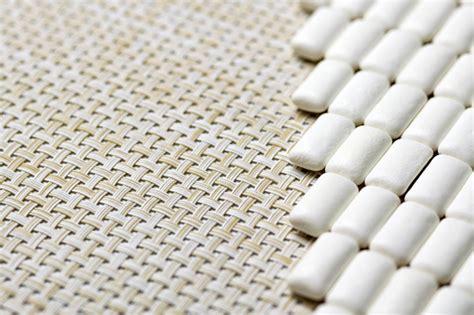 복사 공간이 있는 껌 뭉치를 씹는 것은 개념을 보호 합니다 구강 위생 및 충 치 또는 플 라크 개념에서 치아를 보호 합니다 아침 식사 중에 무 설탕 잇 몸 개념에 대한 스톡