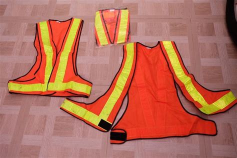 Rompi Reflektif Proyek Safety Velcro Ada 3 Pcs Kondisi New Tapi Defect