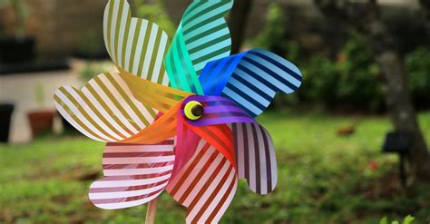 광학 기발한 녹색 다채로운 독특한 디자인 레저 레크리에이션 말뚝 무지개 바람 바람개비 밝은 배경 봄 산들바람 순환하는 야외 놀이 야외에서