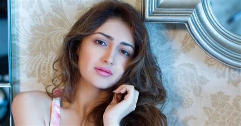 Celebrity Pics Sayesha Saigal Cute