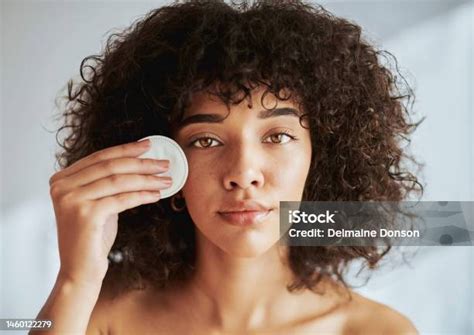 흑인 여성 스킨케어 초상화 면화는 피부과 화장품 및 해독 제품으로 피부를 청소합니다 광채 자연스러운 머리카락 및 셀프 케어 얼굴