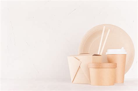 카페와 레스토랑에 대 한 이랑 음식 테이크아웃 포장빈 용기 식품 상자 음료 패킷 흰 나무 테이블에 갈색 종이의 젓가락 0명에 대한 스톡 사진 및 기타 이미지 Istock