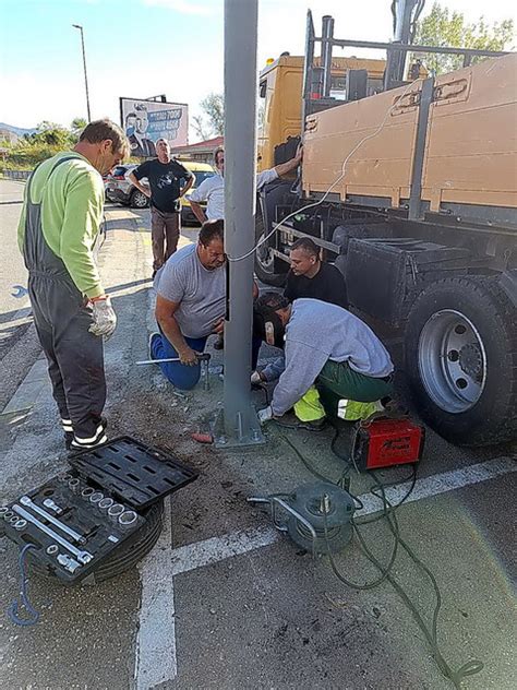 MONTAŽA I SPAJANJE MAGISTRALNOG STUBA RASVJETE U IGALU Komunalno Stambeno Herceg Novi