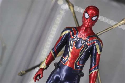 Hot Toys Collectible Figures Figround