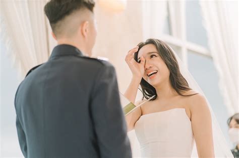 婚禮主持人｜貴陽 天空，是我們談戀愛的地方。 每當訓練時，都得將戰機飛上一萬呎， 去承受g力的壓迫，還有全神灌注的精神壓力。 但轉頭看看