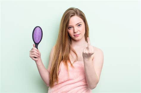 Mulher Ruiva Sentindo Raiva Irritada Conceito De Pente De Cabelo Rebelde E Agressivo Foto Premium