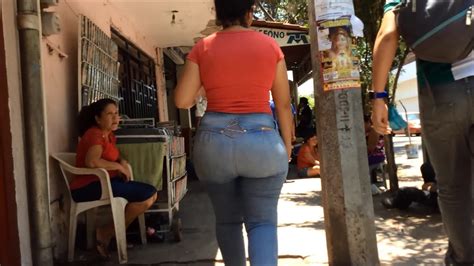 Video De Mujer Con Caderas Anchas En La Calle Mujeres Bellas En La Calle